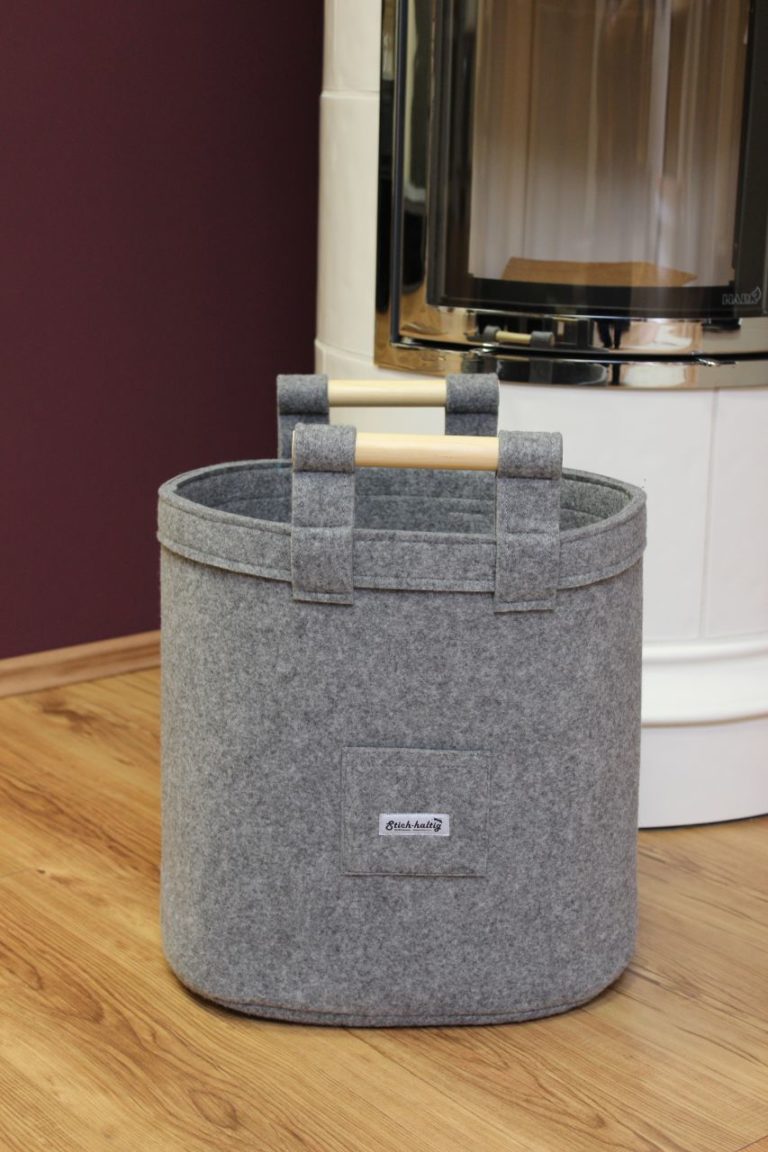 Holzkorb aus Filz, Ein hellgrauer Filzkorb ist praktischer Kaminholzkorb