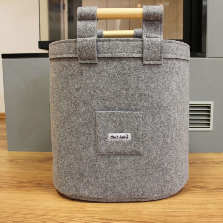 Holzkorb aus Filz, Ein hellgrauer Filzkorb ist praktischer Kaminholzkorb